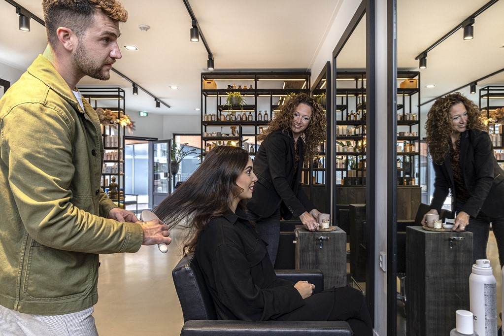 People Behind The Mirror - Salon Parkweg | People Behind The Mirror